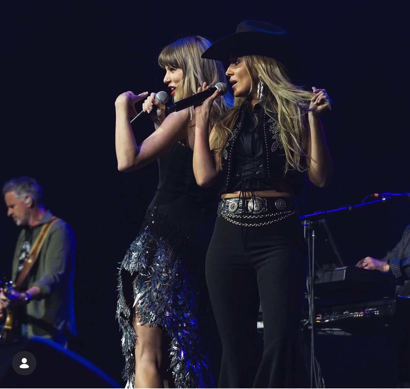 Taylor Swift sings ‘Love Story’ w/ Lainey Wilson at Travis Kelce’s ...